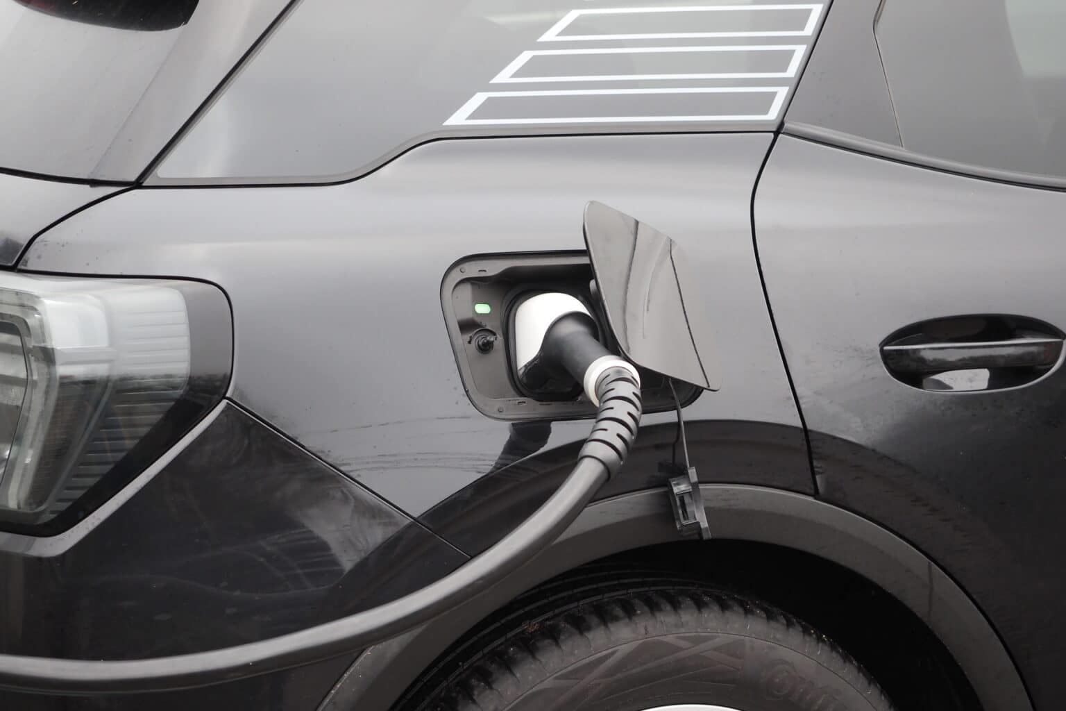 Electric vehicles offer 30% lower servicing costs than combustion ...