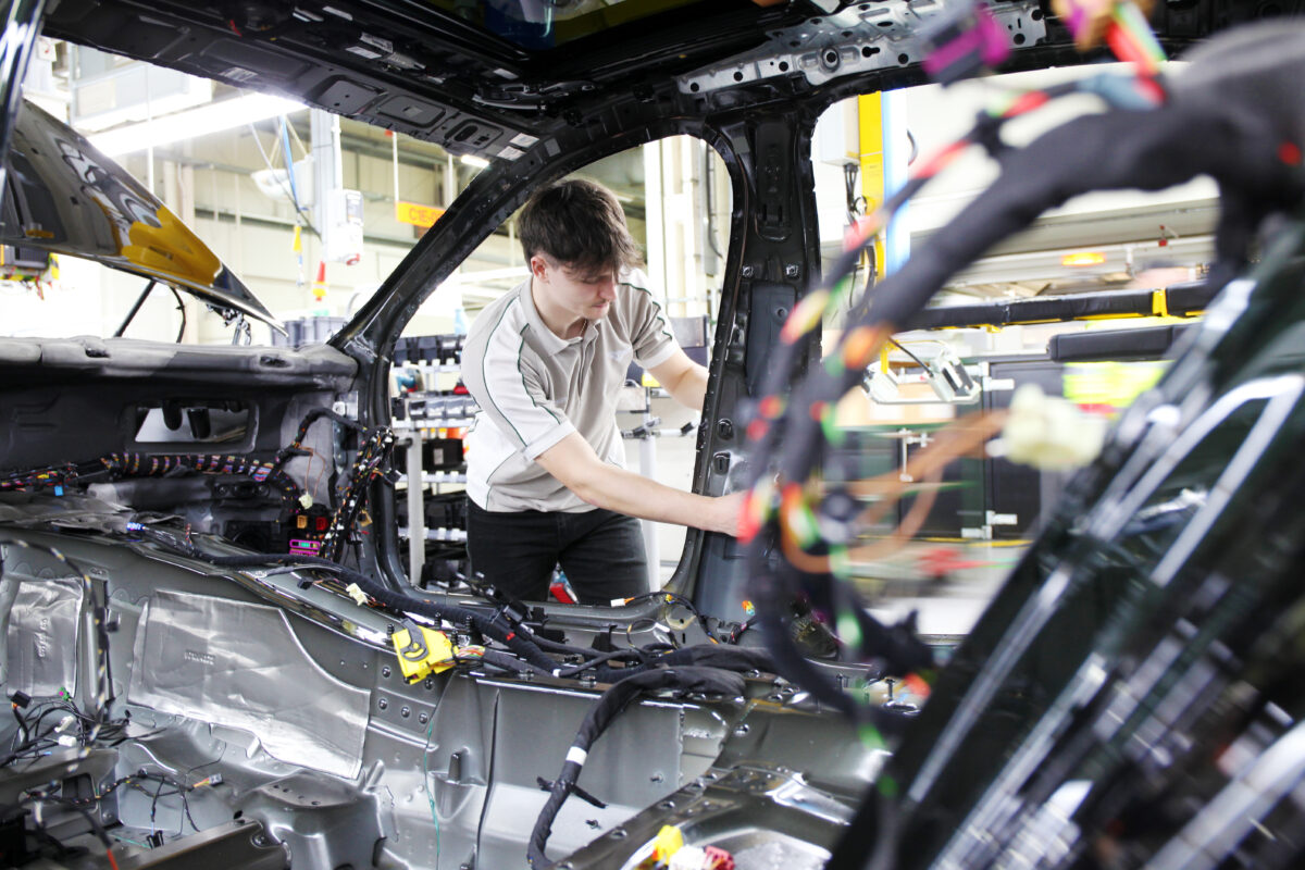 Bentley Motors welcomes public to Crewe experience centre - Motor Trade ...